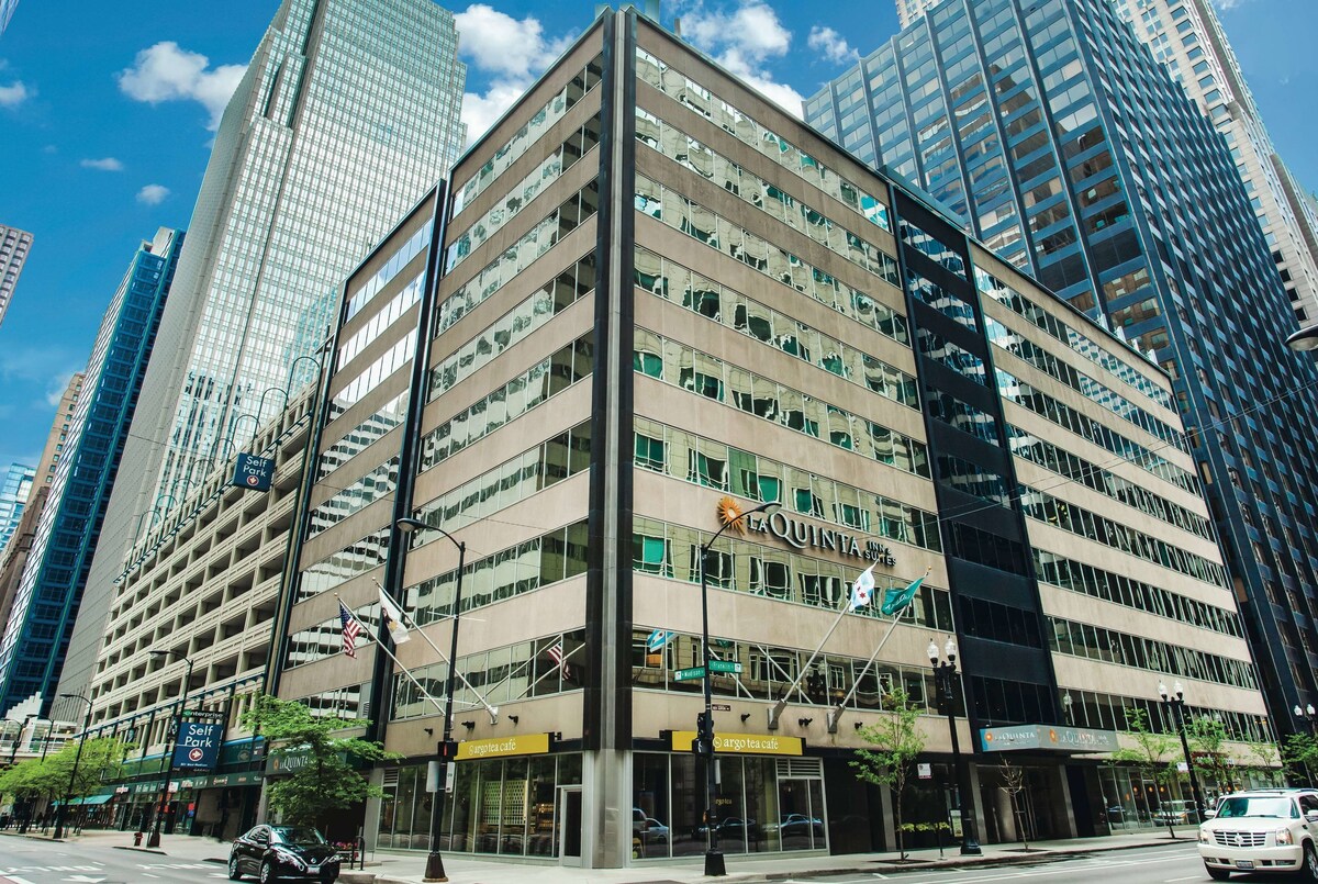 La Quinta Inn & Suites by Wyndham Chicago Downtown Reviews, Deals ...