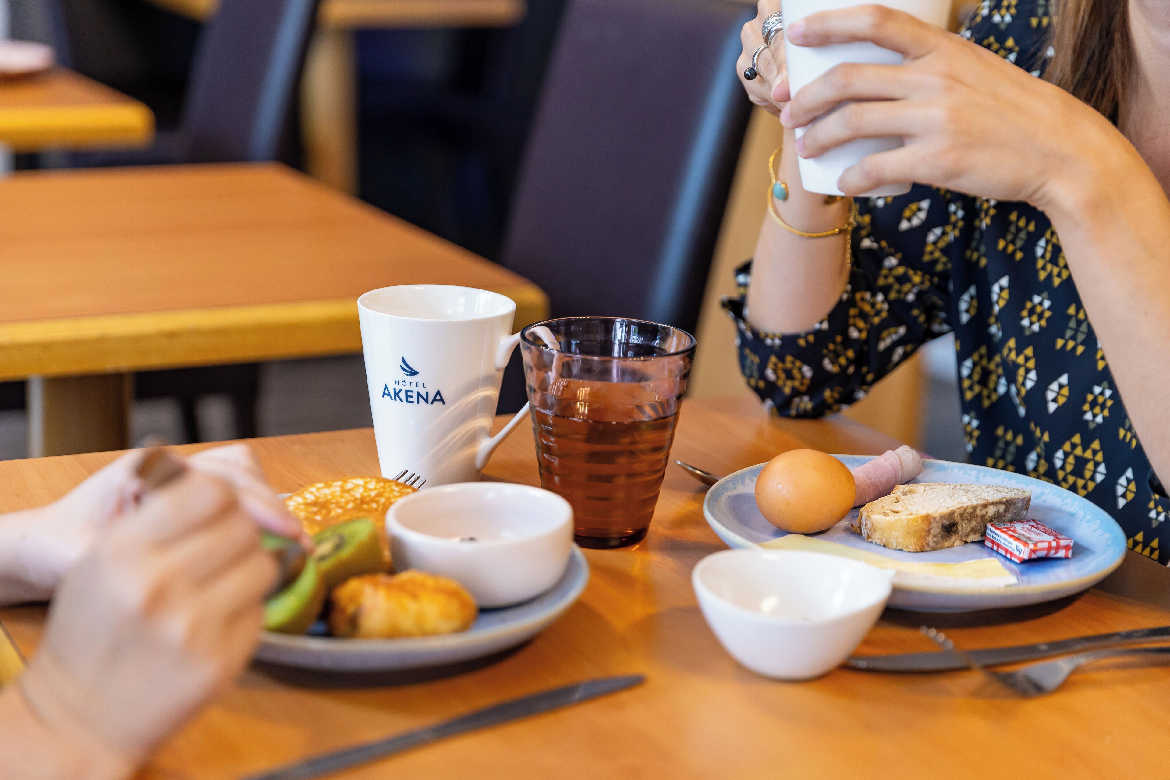 Uma mesa de jantar com uma caneca branca identificada com 