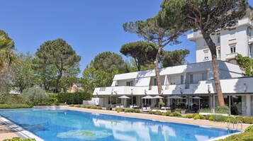 Piscina exterior, toldos gratuitos, guarda-sóis