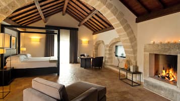 Suite, vista para o mar | Roupa de alta qualidade, edredões de penas, minibar, cofre no quarto