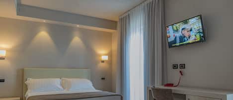 Quarto triplo luxo, terraço | Frigobar, cofres nos quartos, cortinas blackout, quartos à prova de som