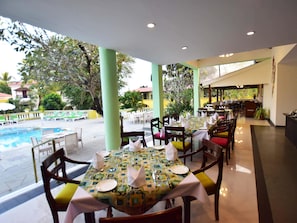 2 restaurantes, café da manhã, local e internacional