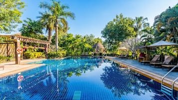 3 piscinas exteriores, da(s) 7:00 à(s) 19:00, guarda-sóis