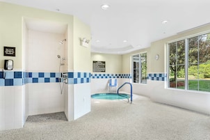 Banheira de hidromassagem interior