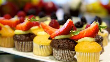 Um prato de cupcakes com diferentes coberturas.