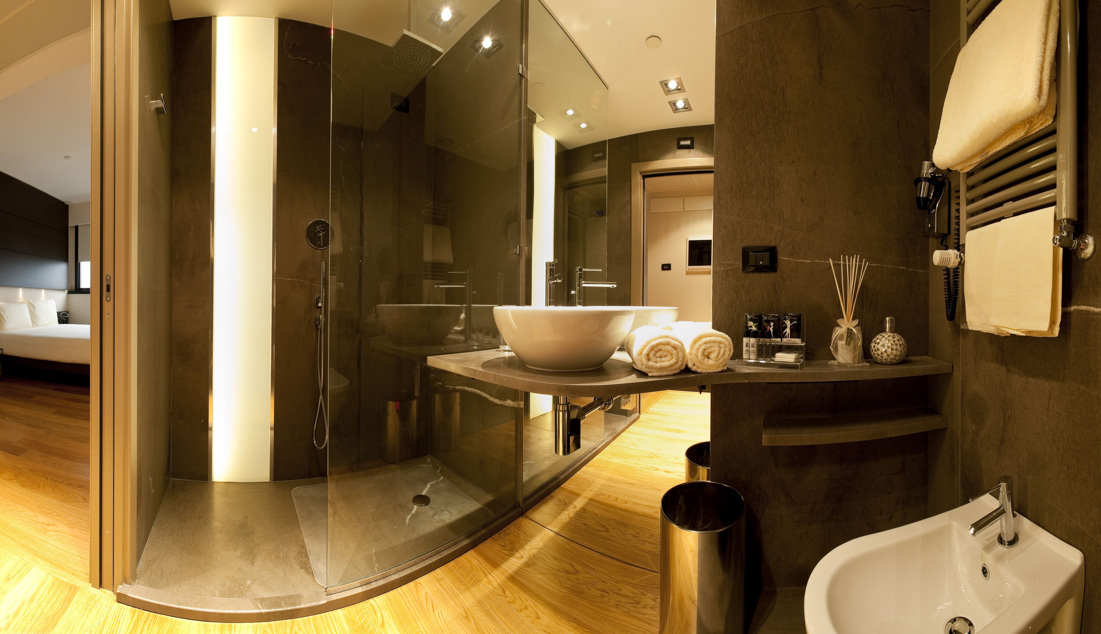 Quarto luxo | Banheiro | Chuveiro, produtos de toalete grátis, secador de cabelo 