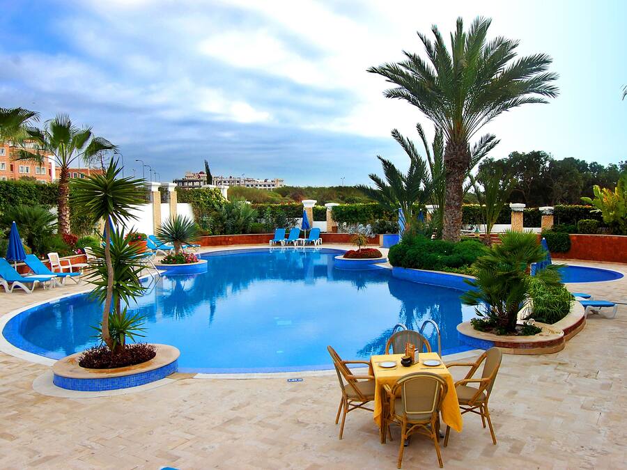 Piscina exterior, guarda-sóis, espreguiçadeiras