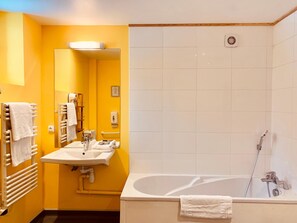 Produtos de toalete grátis, secador de cabelo, toalhas de banho 