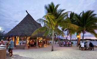2 restaurantes, pequenos-almoços servidos, cozinha à base de grelhados 