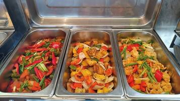 Pequeno-almoço tipo buffet diário mediante uma taxa