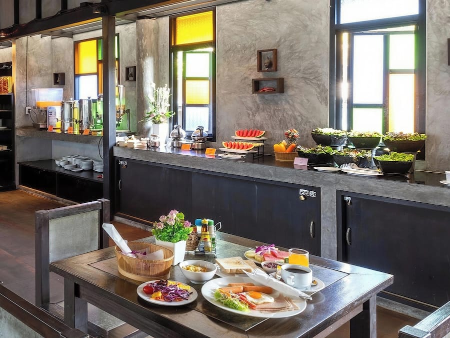 Café da manhã com buffet todos os dias (THB 250 por pessoa)