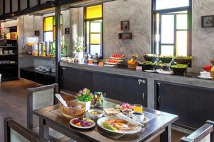 Café da manhã com buffet todos os dias (THB 250 por pessoa) 