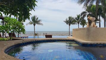 Piscina exterior, da(s) 7:00 à(s) 21:00, guarda-sóis, espreguiçadeiras