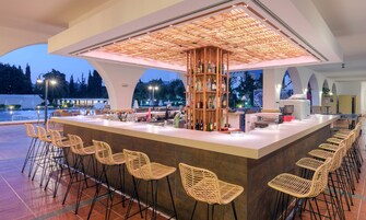 2 bares/lounges, bar ao lado da piscina