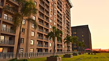 Fachada do alojamento (tarde/noite)