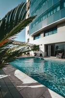 Piscina externa, funciona das 10h às 20h, guarda-sóis, espreguiçadeiras