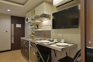 Geladeira, micro-ondas, cooktop, cafeteira/chaleira