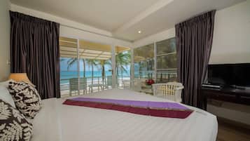 Cofre no quarto, secretária, cortinas/cortinados opacos