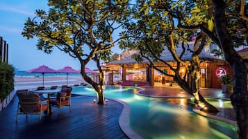 Piscina externa, funciona das 7h às 20h, guarda-sóis, espreguiçadeiras