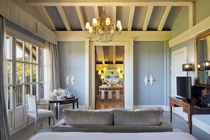 Suíte júnior, vista para o mar | Roupas de cama premium, cofres nos quartos, cortinas blackout