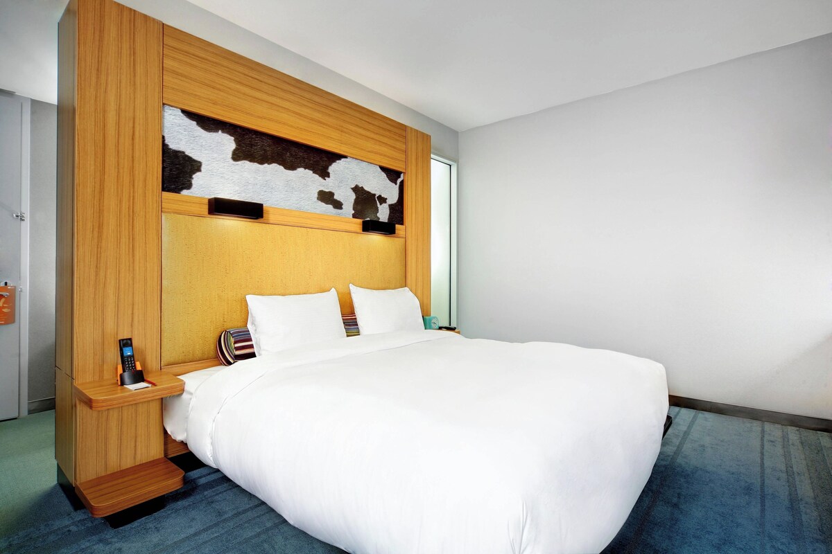 Roupas de cama premium, cofres nos quartos, escrivaninha