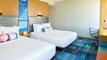 aloft, Quarto, 2 camas queen-size | Roupa de alta qualidade, cofre no quarto, secretária