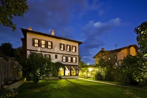 Fachada do alojamento (tarde/noite)