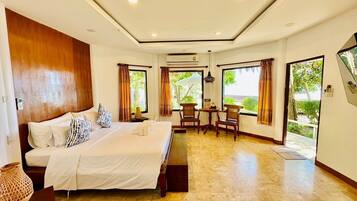 Family Suite Sea View | Camas de colchão pillowtop, cofre no quarto, secretária