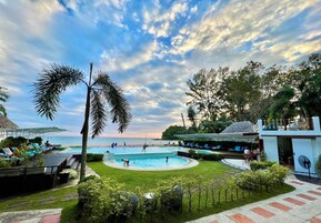 Piscina exterior, da(s) 07:00 à(s) 21:00, espreguiçadeiras 