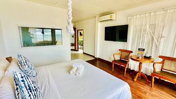 Deluxe Beachfront Bungalow | Camas de colchão pillowtop, cofre no quarto, secretária