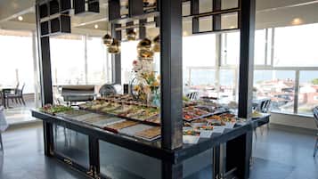 Café da manhã com buffet todos os dias (EUR 10 por pessoa)