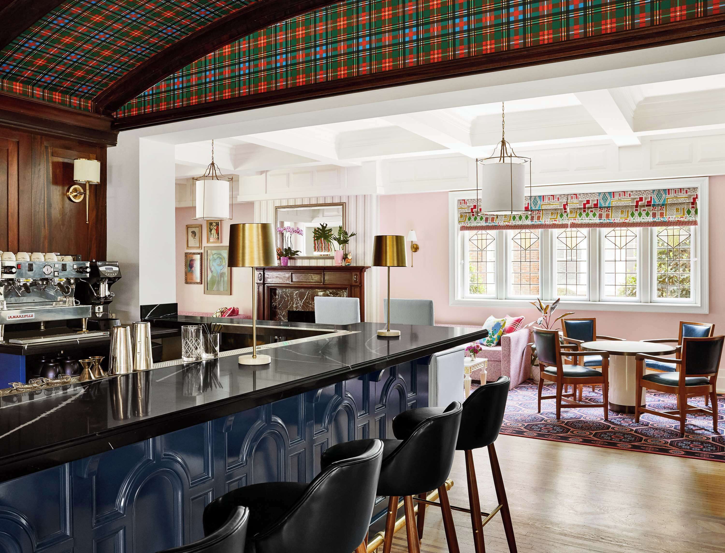 Café da manhã feito na hora todos os dias mediante uma taxa