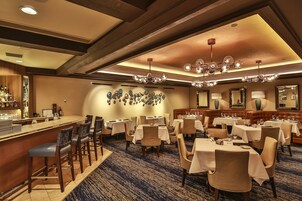 3 restaurantes, pequenos-almoços servidos 