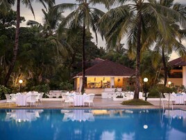 Piscina externa, funciona das 7h às 19h, guarda-sóis, espreguiçadeiras