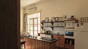 Cozinha com armários de madeira, micro-ondas, forno e máquina de lavar louça.