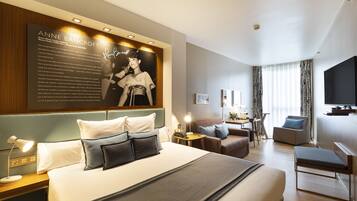 Frigobar (abastecido com alguns itens grátis), cofres nos quartos