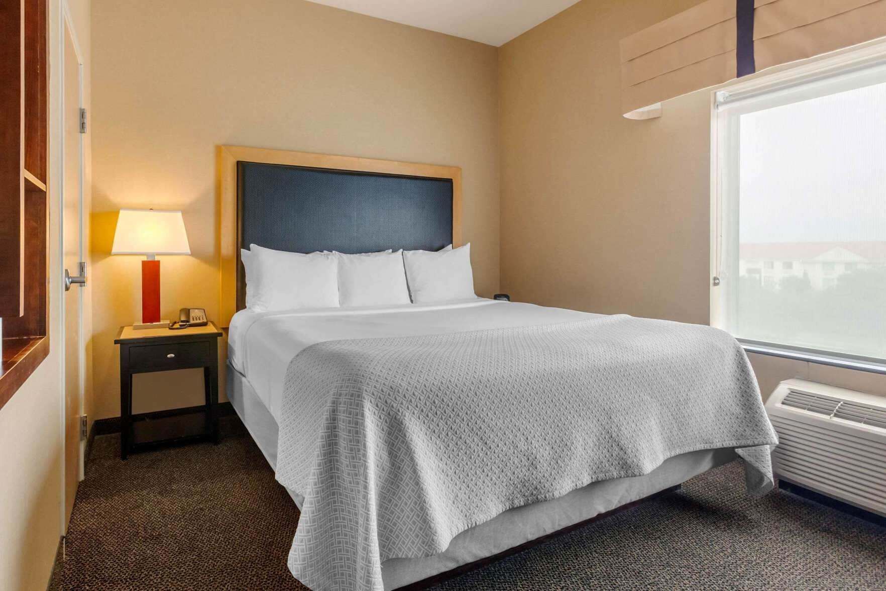 1 quarto, roupas de cama premium, escrivaninha, cortinas blackout