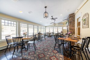 Café da manhã com buffet todos os dias mediante uma taxa