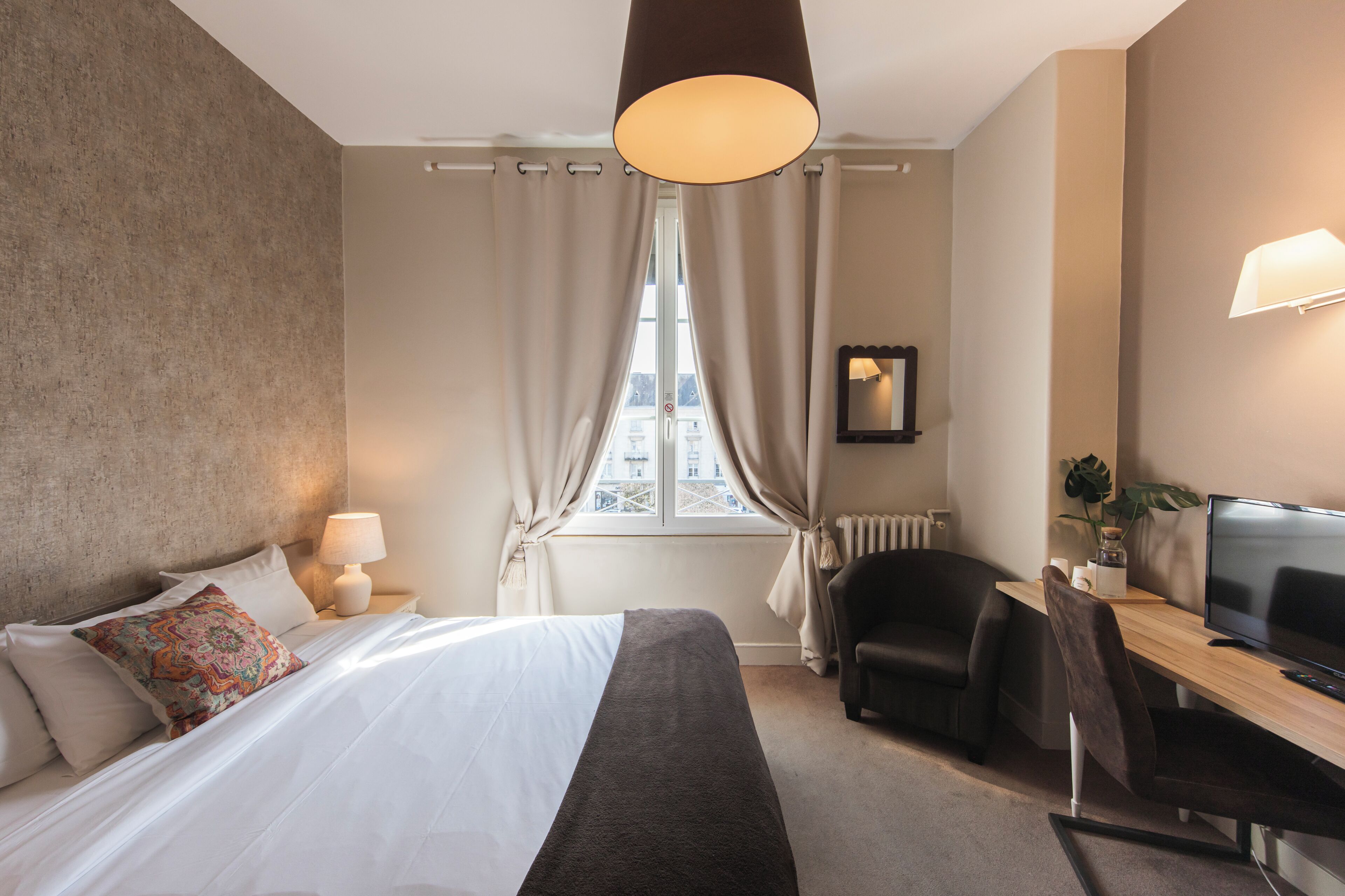 Quarto Duplo Superior | Com decoração personalizada, secretária, quartos insonorizados 