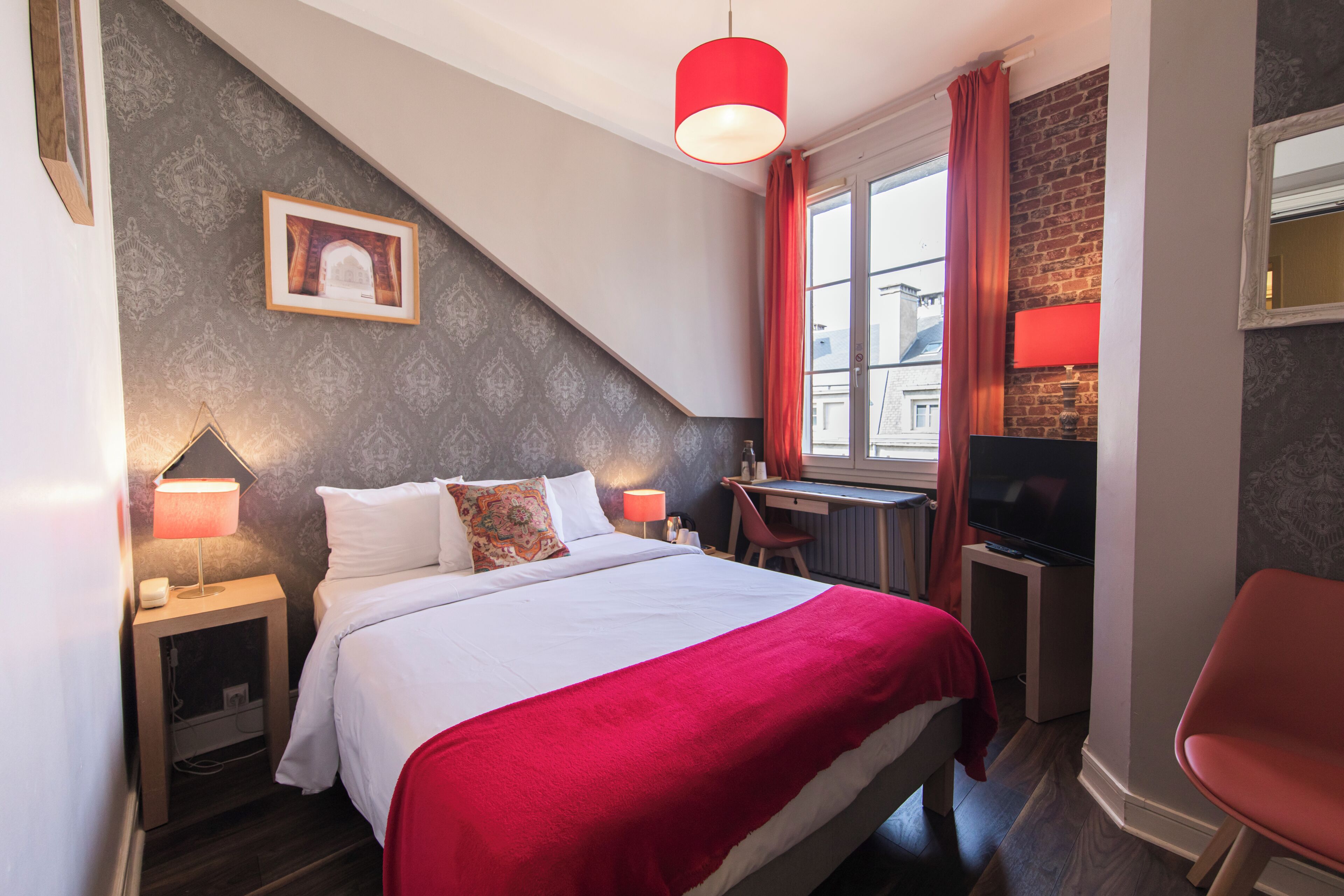 Com decoração personalizada, secretária, quartos insonorizados 