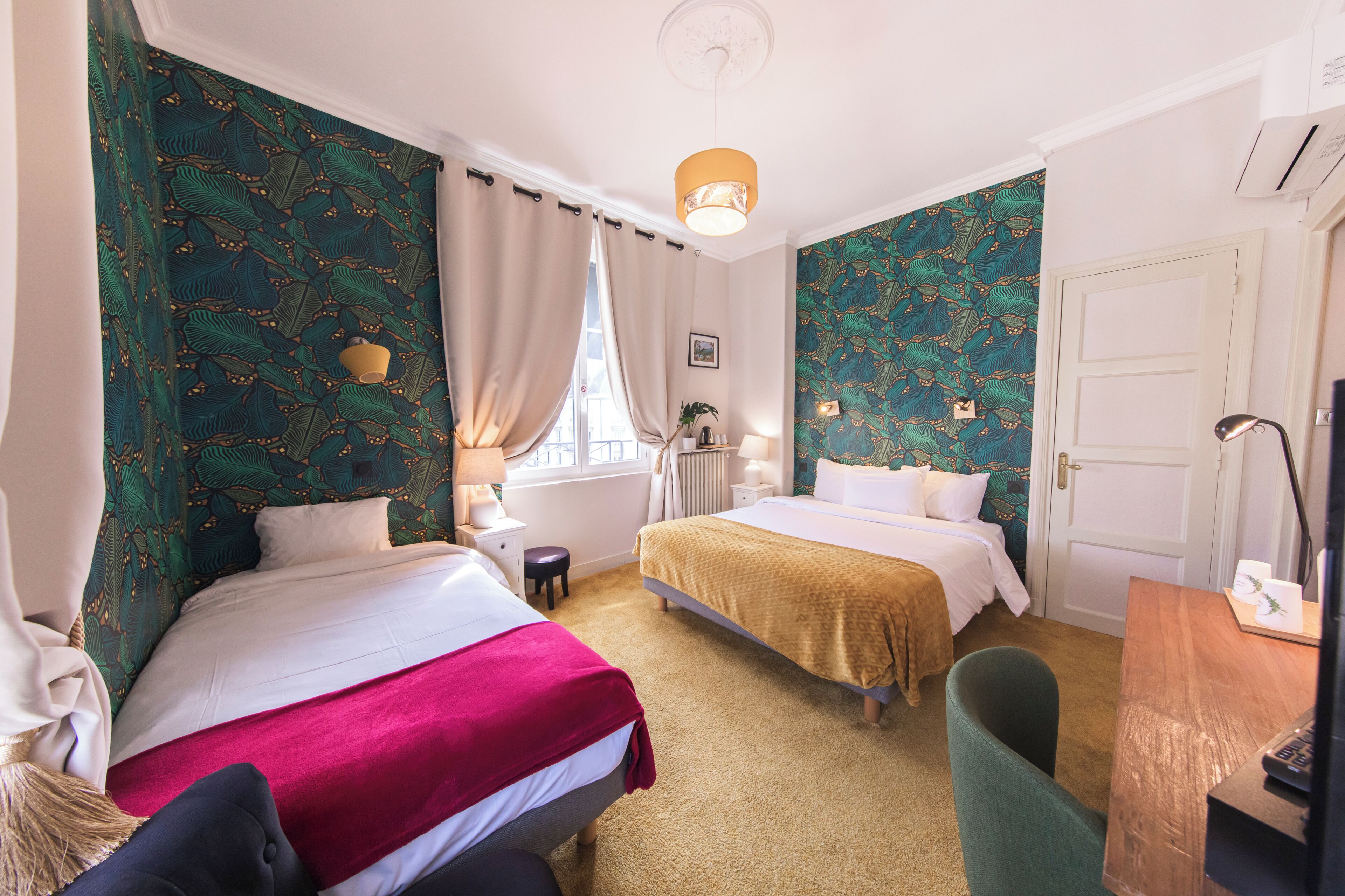 Quarto Triplo | Com decoração personalizada, secretária, quartos insonorizados 