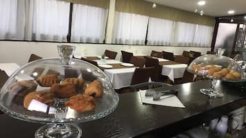 Pequeno-almoço tipo buffet diário (4.00 EUR por pessoa)