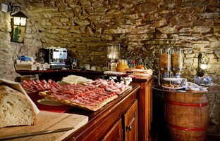 Café da manhã com buffet todos os dias (EUR 15 por pessoa) 