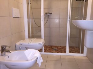 Um polibã, um secador de cabelo, um bidé, toalhas fornecidas 