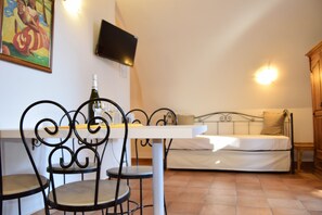 Apartamento Standard, 1 cama de casal e sofá-cama, vista para o jardim, no rés do chão | Sala de estar | Televisor LCD