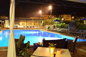 Fachada do alojamento (tarde/noite)