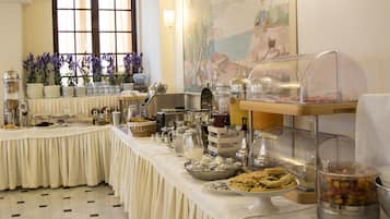 Café da manhã com buffet todos os dias (EUR 10 por pessoa)