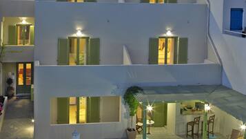 Piscina externa, guarda-sóis, espreguiçadeiras