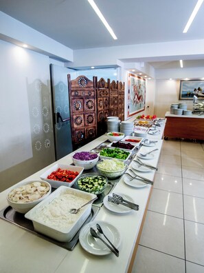 Cozinha local, com vista para a piscina