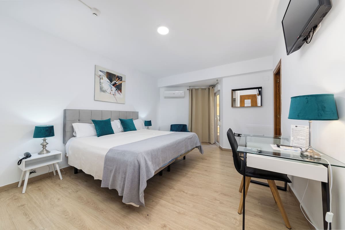 Quarto casal standard, 1 cama de casal ou 2 camas de solteiro | Edredons de pluma, frigobar, cofres nos quartos, escrivaninha